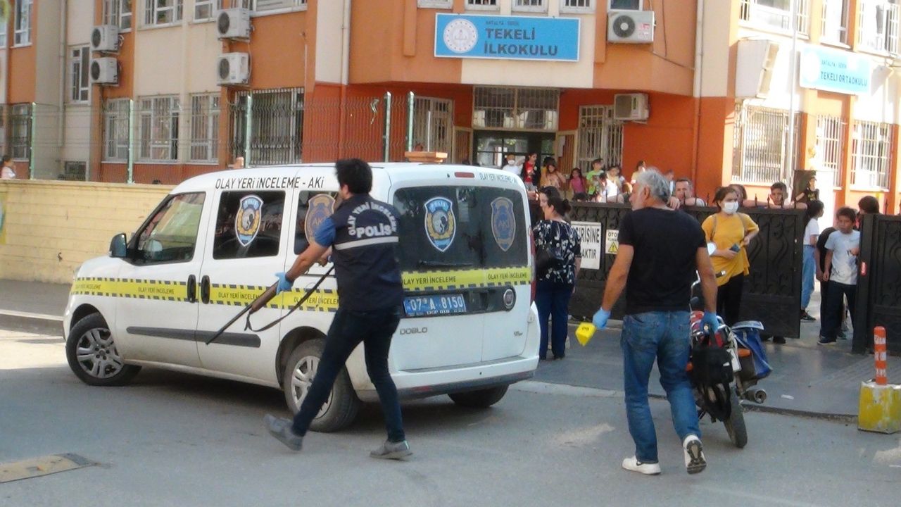Antalya'da elinde alkol şişesiyle okul önünde ateş etti! Yaralılar var ... Antalya'da elinde alkol şişesiyle okul önünde ateş etti! Yaralılar var ...